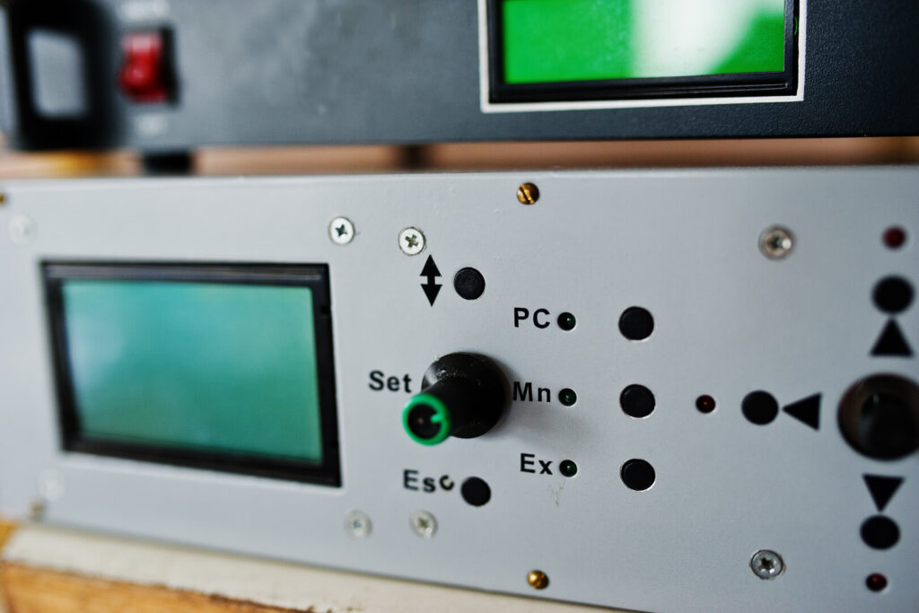 HOW TO USE A VHF MARINE RADIO. A STEP BY STEP GUIDE.
