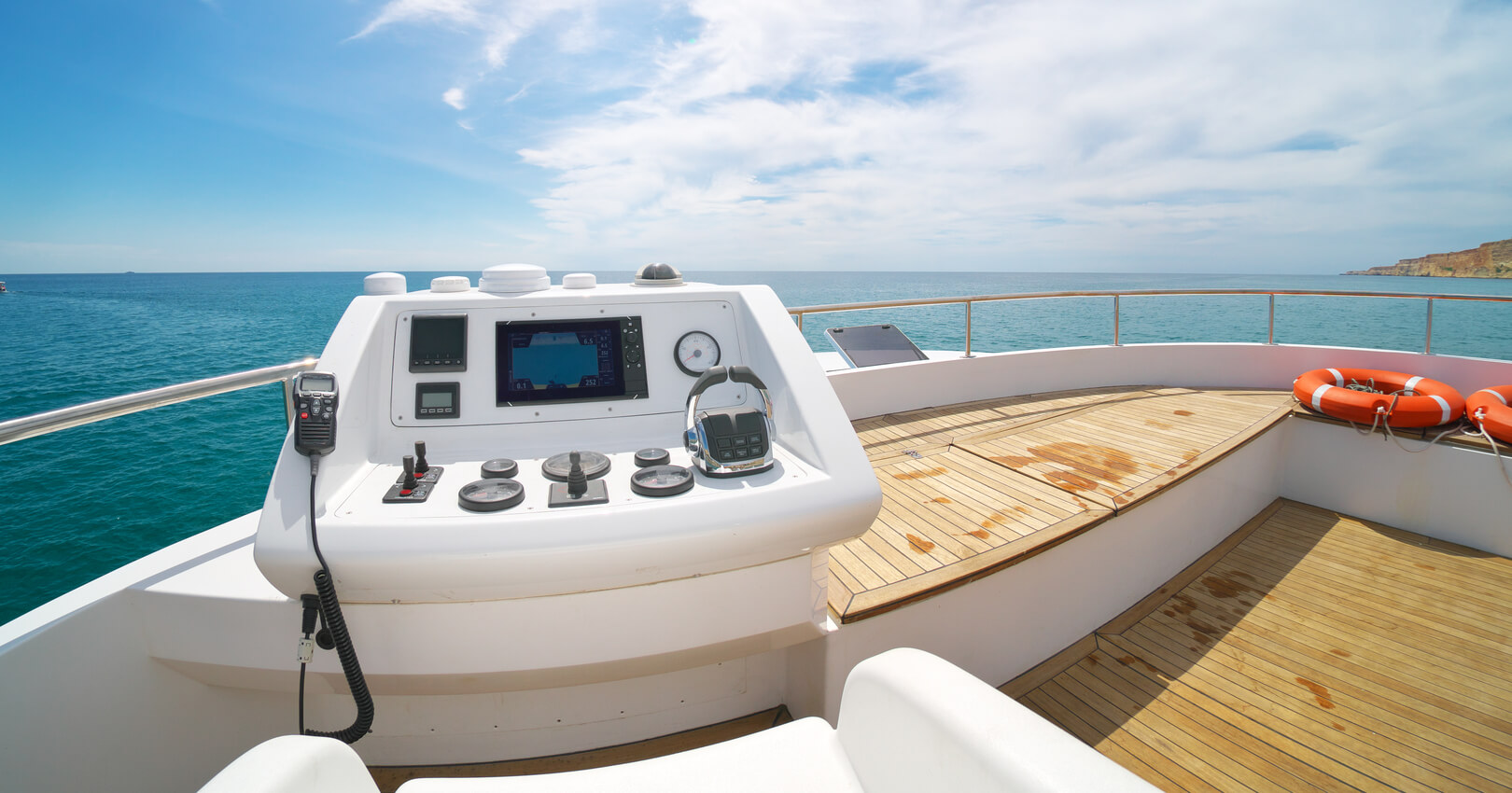 HOW TO USE A VHF MARINE RADIO. A STEP BY STEP GUIDE.